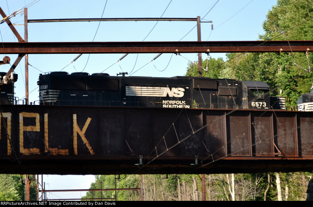 NS SD60 6573 trails on 17G